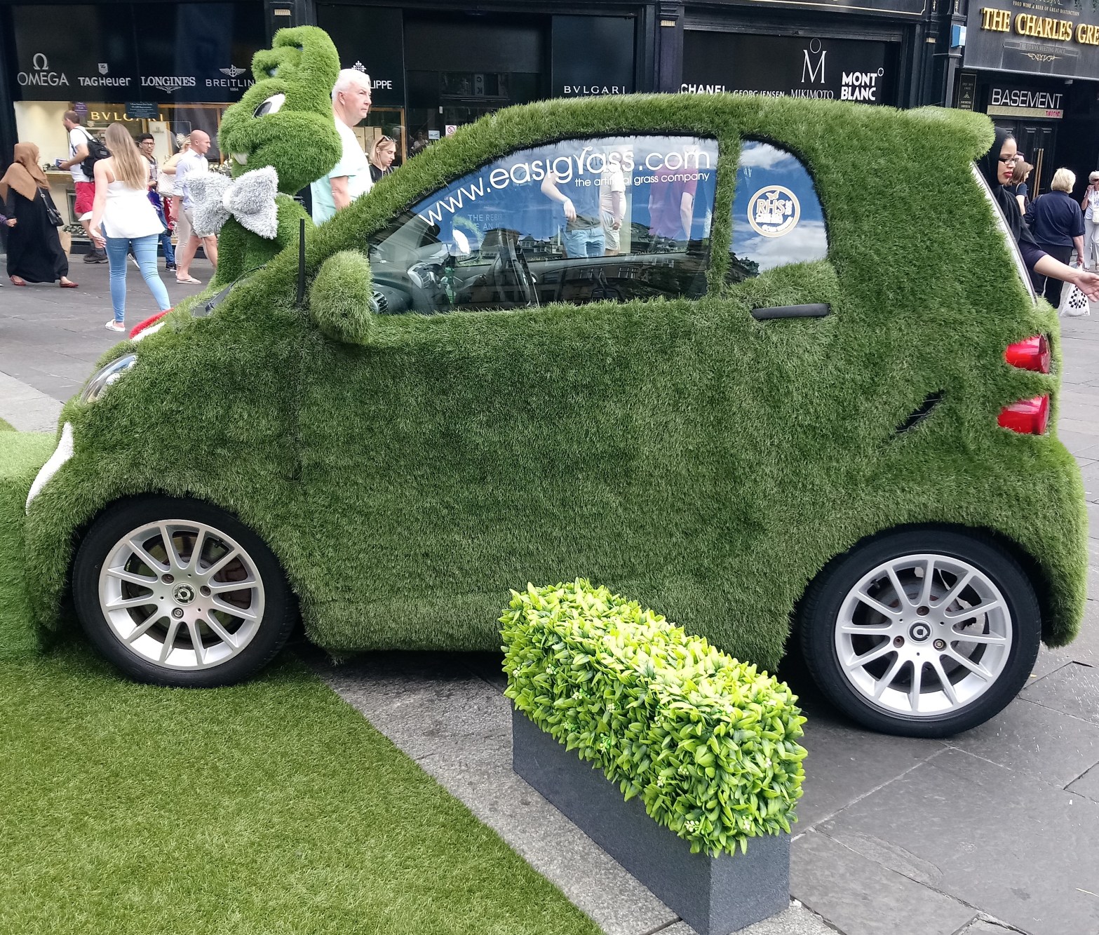 A monument (and a car) made of textiles – Amanda Jane Textiles